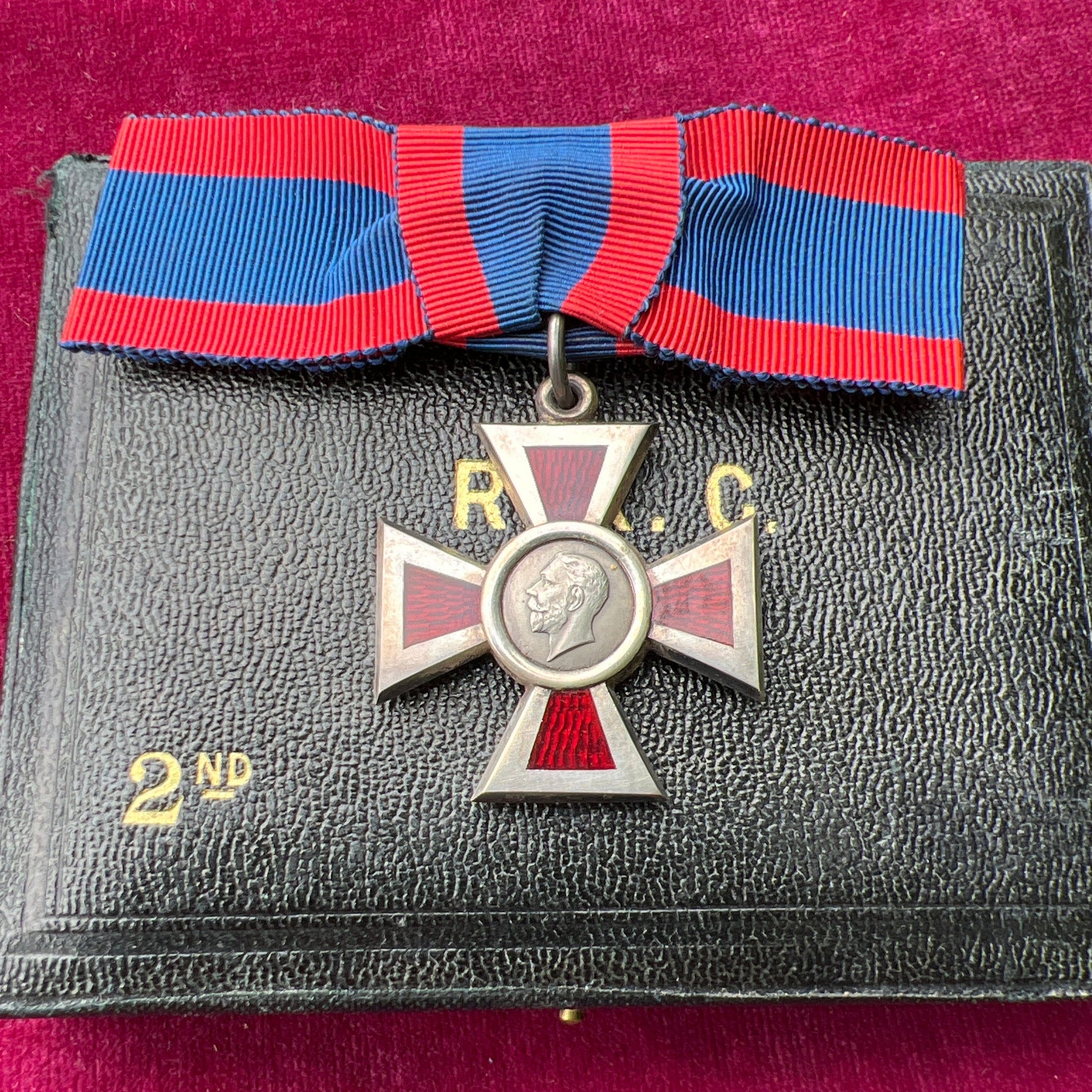 Royal Red Cross, 2nd class, WW1 type, in case of issue ...